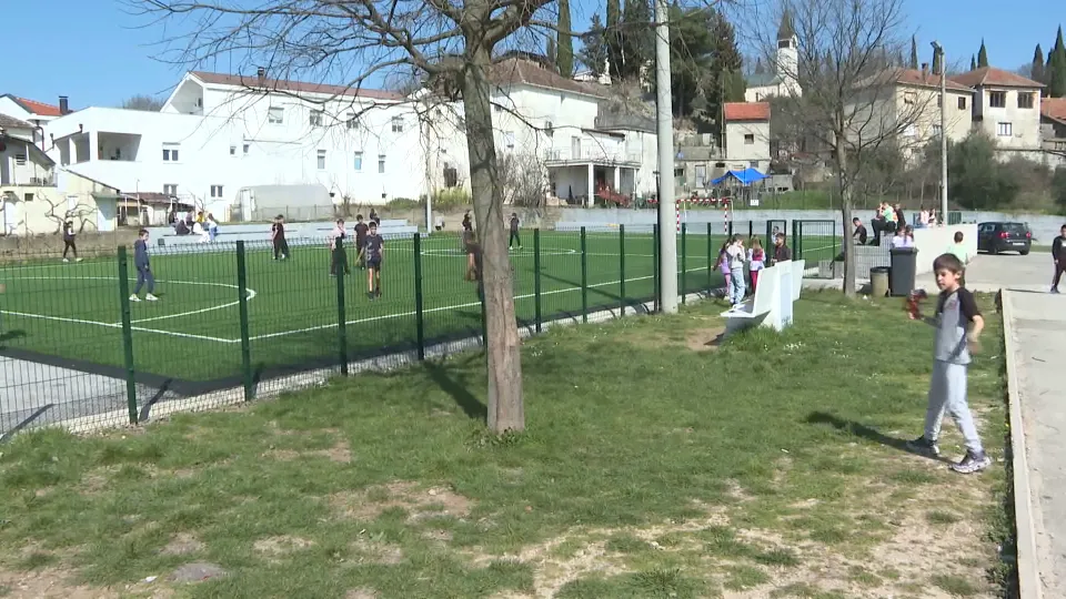Školski odmor u Osnovnoj školi Čerin ponovo izgleda onako kako bi i ...