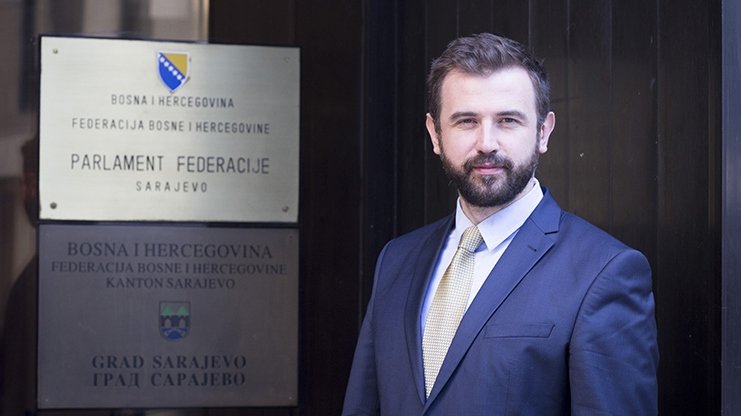 Dennis Gratz podnio ostavke na pozicije u Našoj stranci