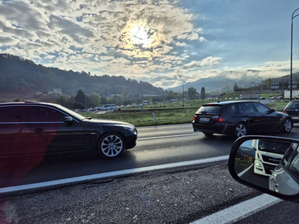 U tunelu Oštrik kod Sarajeva sudar četiri vozila izazvao saobraćajni kolaps, formirane ...