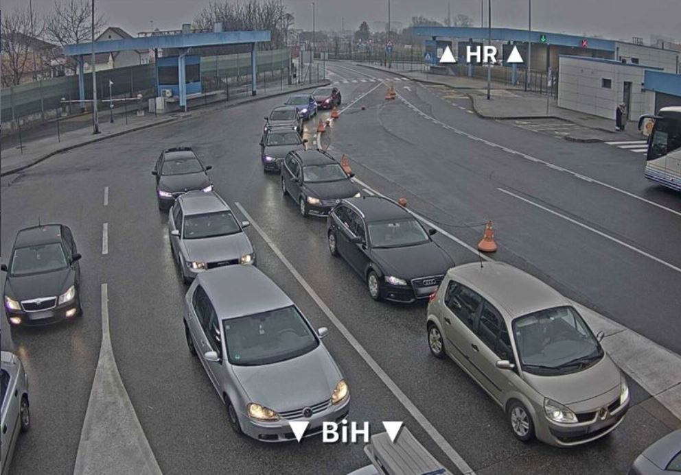 Duge kolone vozila na ulazu u BiH na GP Gradina i GP Gradiška