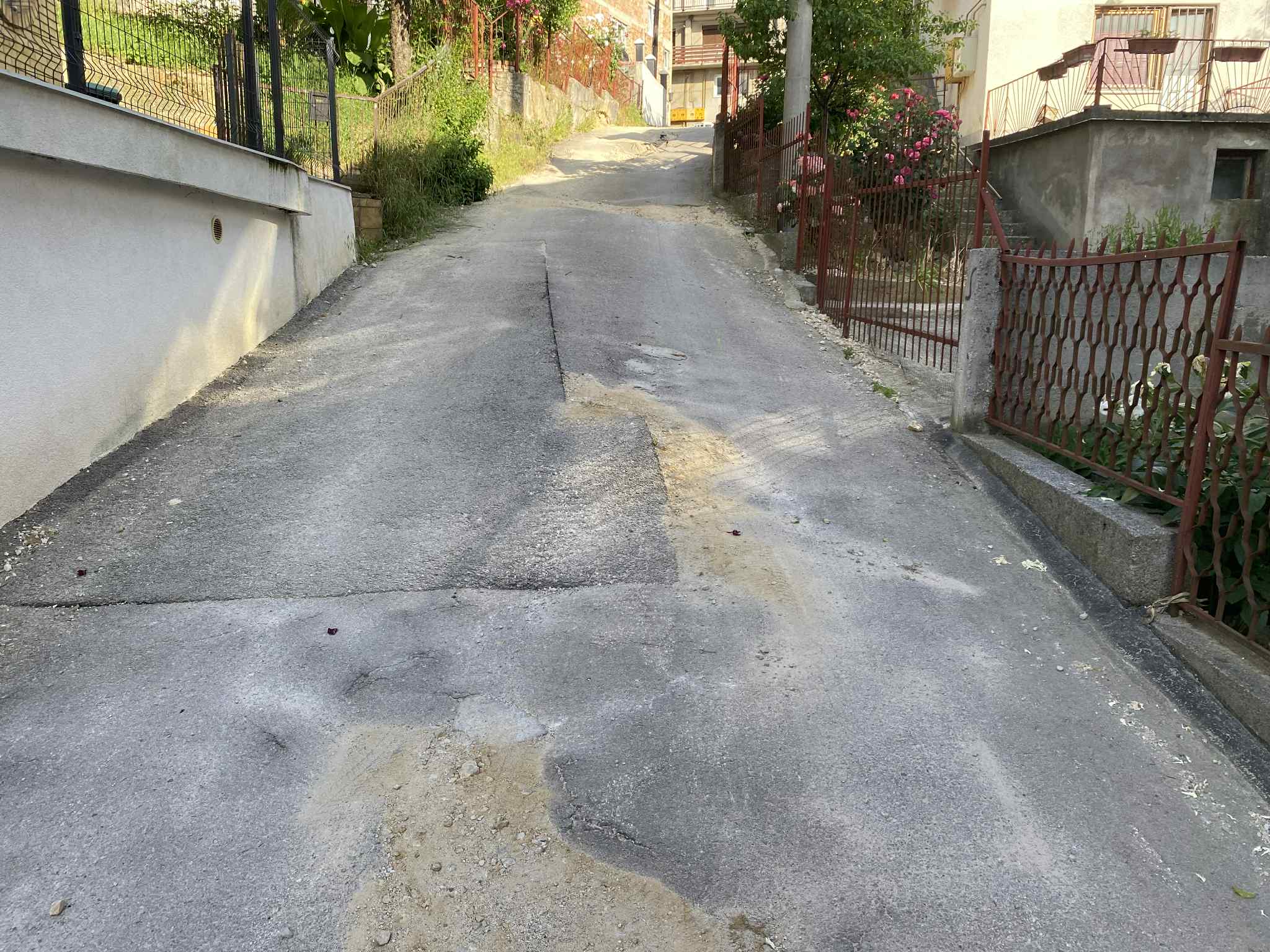 U sarajevskom naselju Švrakino Selo nakon puknuća cijevi uništena cesta ...