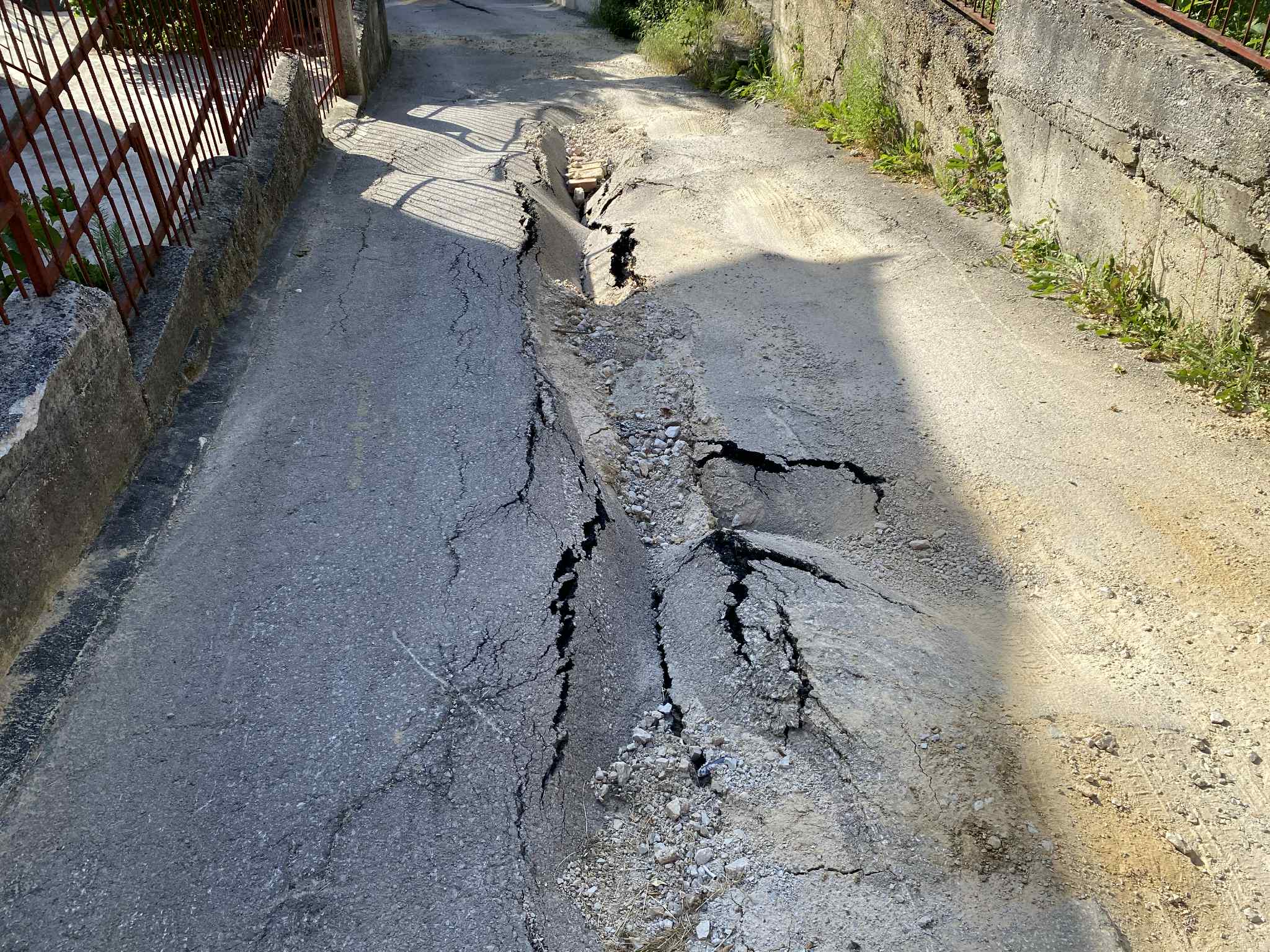 U sarajevskom naselju Švrakino Selo nakon puknuća cijevi uništena cesta ...