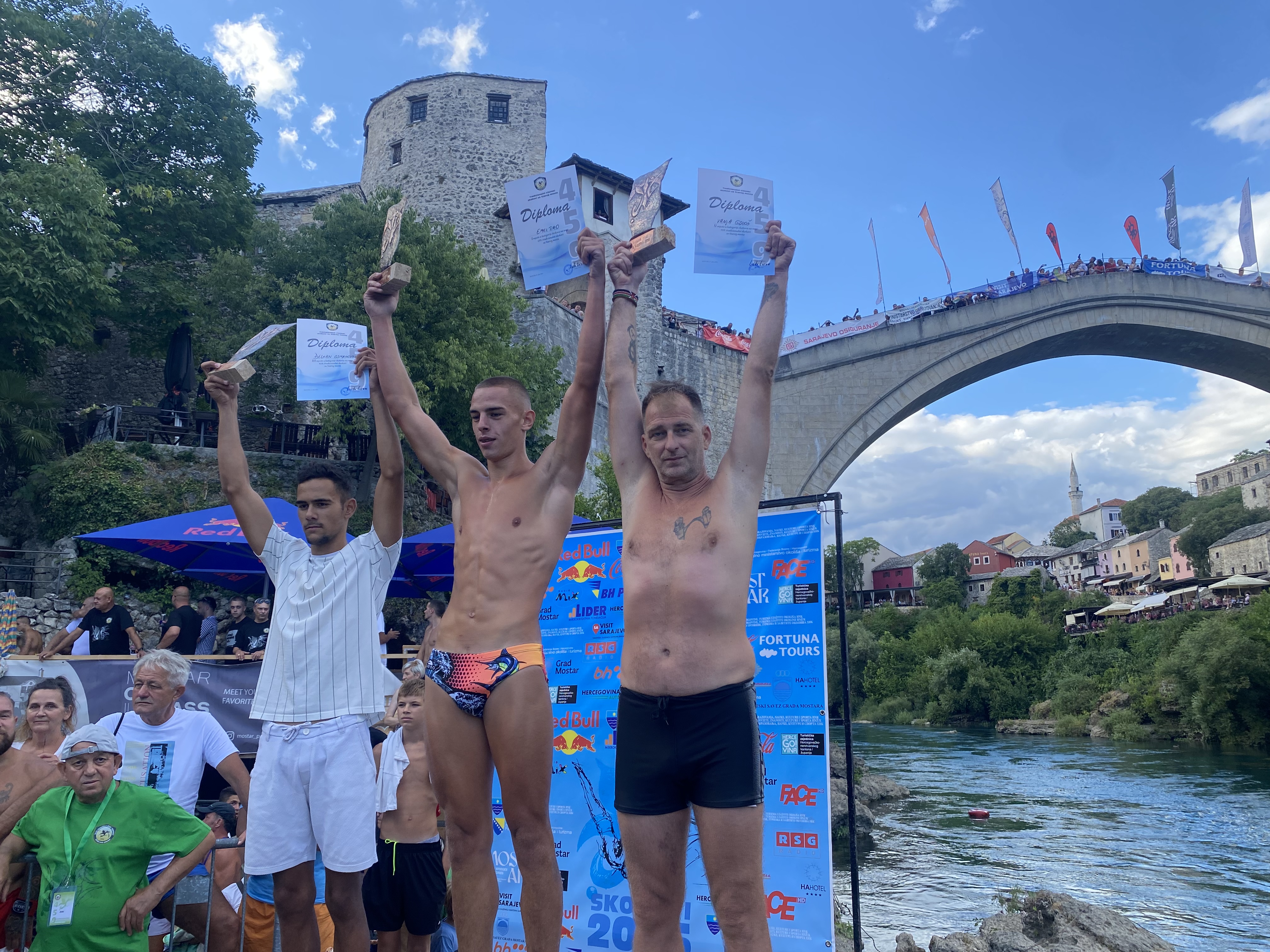 (FOTO/VIDEO) Održani tradicionalni skokovi sa Starog mosta u Mostaru