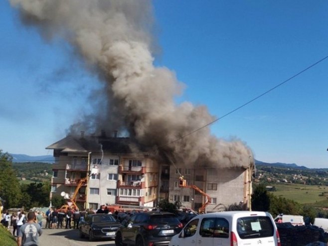 Požar u Vlasenici: Vatra zahvatila dvije stambene zgrade (VIDEO)