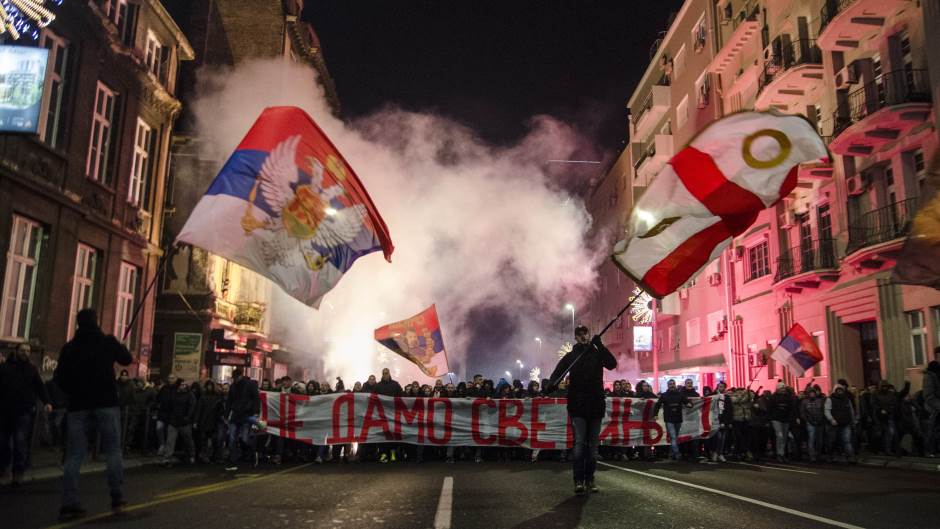 Pored kazne, Delije istakle inicijale Ratka Mladića "Pevaj Srbijo ...