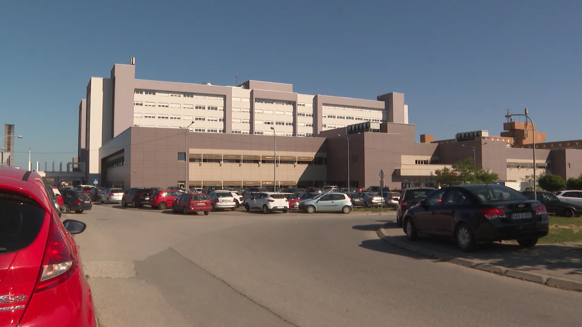 Fantomke, palice u po bijela dana ispred škole: UKC saopštio stanje ...