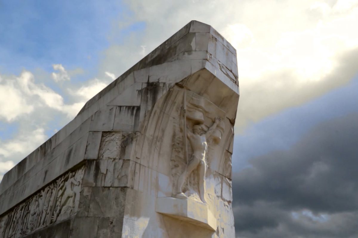 Partizansko groblje u BL: Obložen bračkim kamenom, nagrizla ga vlažna ...