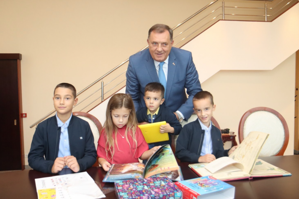 Emotivna poruka Dodika unucima: Kad god sam bio umoran, oni su me ...
