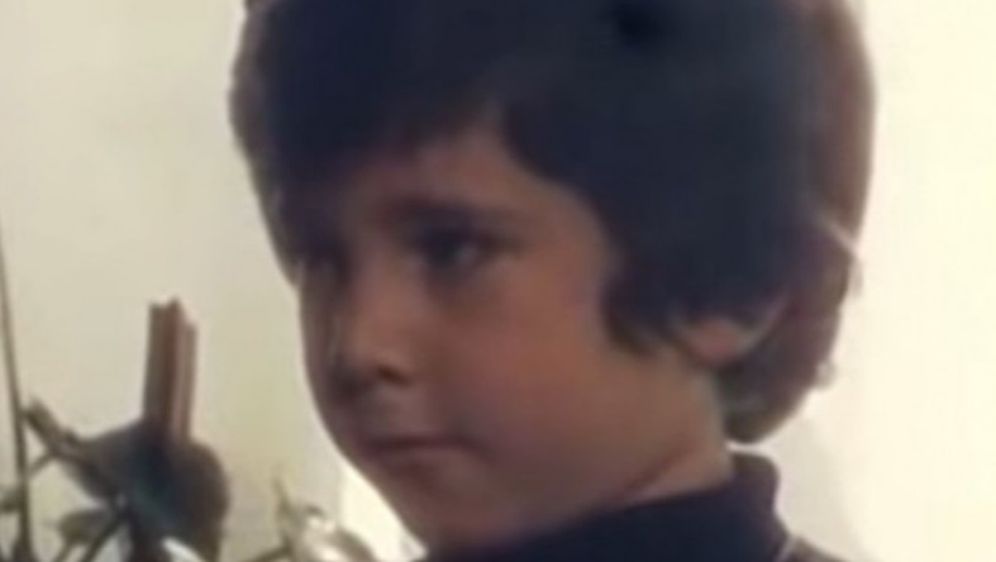 Ovaj dječak danas je jedan od najpopularnijih pjevača u regiji, znate li ko je? - N1