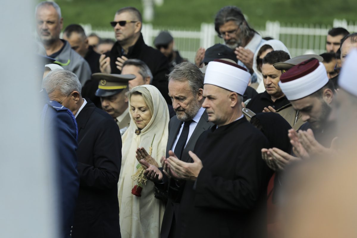 Na Kovačima obilježena 19. godišnjica smrti Alije Izetbegovića - N1