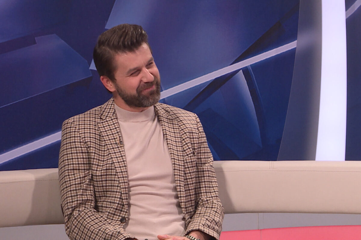 Amel Ćurić predstavio novu pjesmu "Pusta avlija" - N1