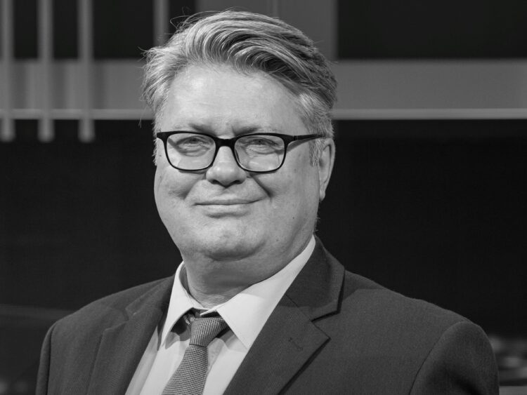 Tuga na startu 2023. godine: Preminuo čuveni fudbalski komentator - N1