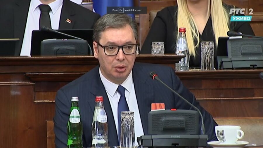 Tuča u Skupštini Srbije: Vučić viče, napao Divca i pije iz šoljice s ...