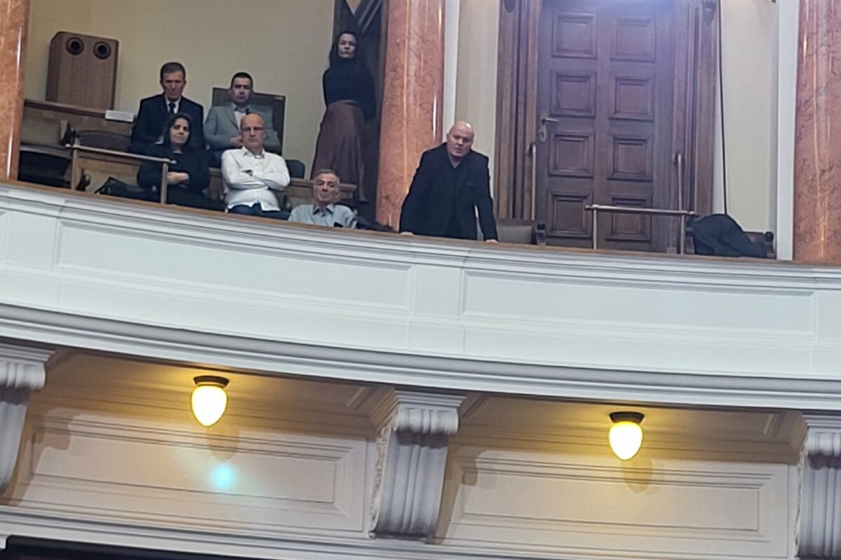 Osuđenik za silovanje Sima Spasić došao u Skupštinu Srbije da podrži ...