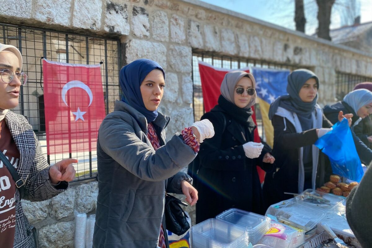 Turkish women in Sarajevo collect aid by selling food - N1