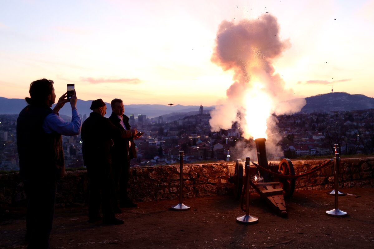 Pucanj topa sa Žute tabije u Sarajevu najavio početak ramazana (FOTO ...