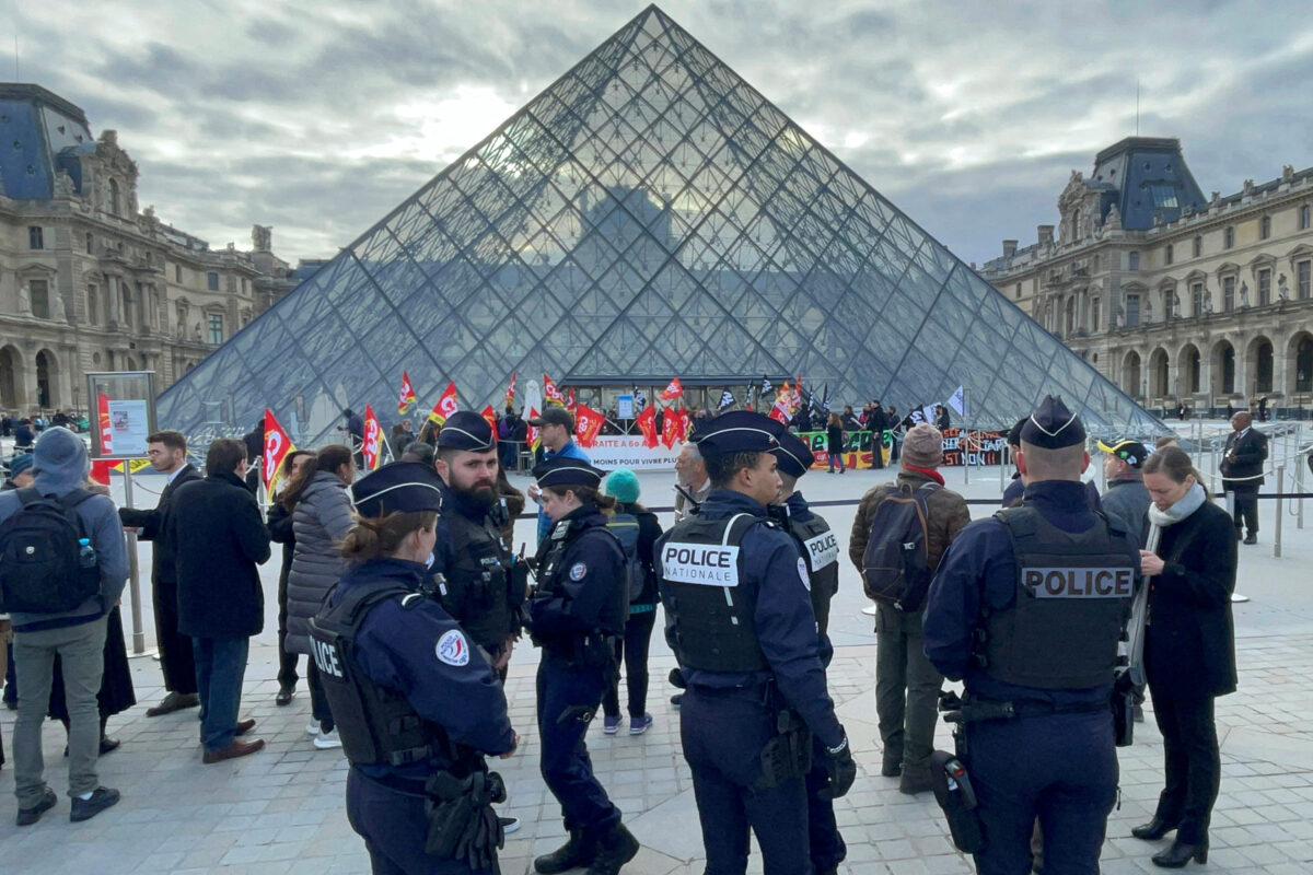 Demonstranti zatvorili ulaz u muzej Louvre: Desetine hiljada turista na ...