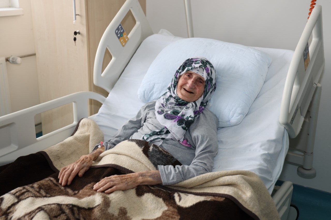 Nana Rahima na UKC RS operisana u 101. godini života: "Odlično se ...