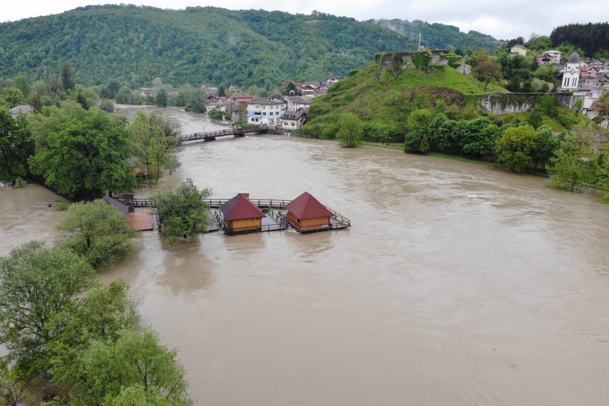 Vodostaji u padu: U B. Krupi i B. Otoci najkritičnije, stotine kuća ...