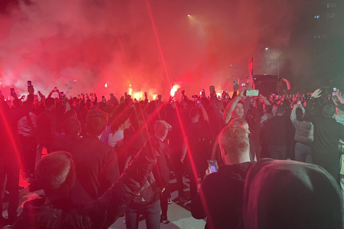 Manijaci dočekali fudbalere Željezničara i sa njima proslavili Evropu ...