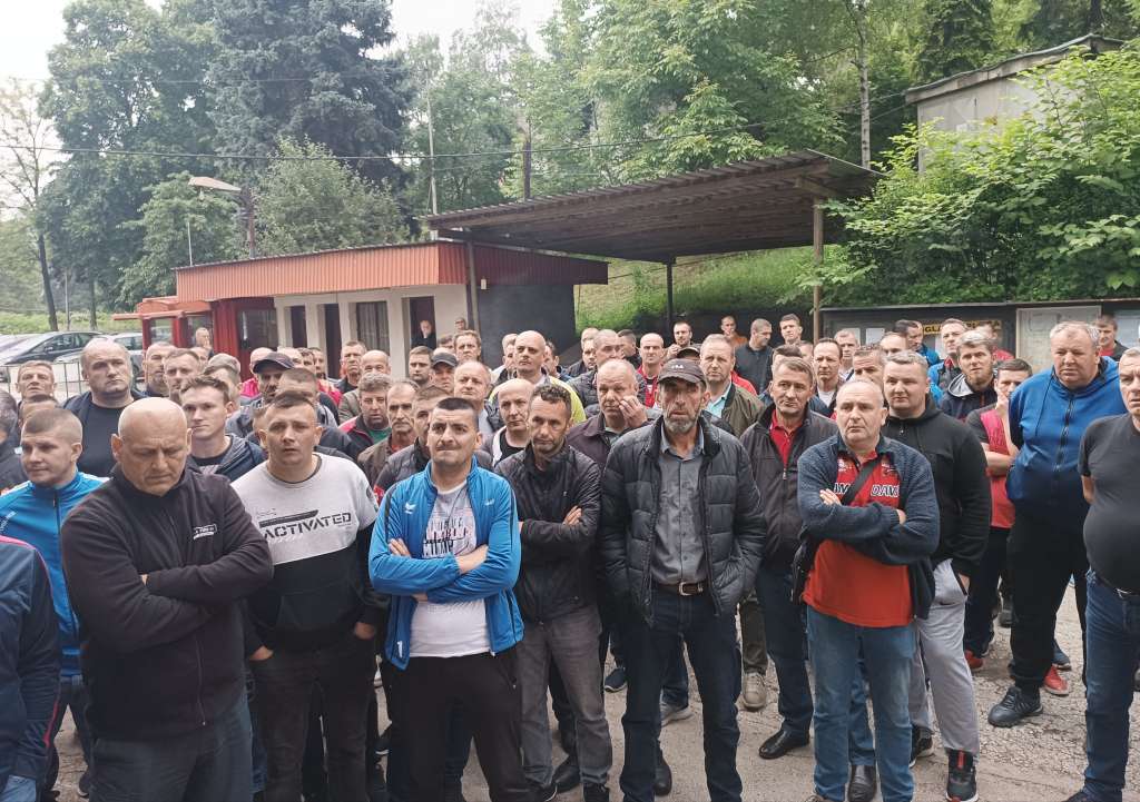 Rudari se okupili ispred zgrade Uprave RMU Zenica, direktor podnio ...