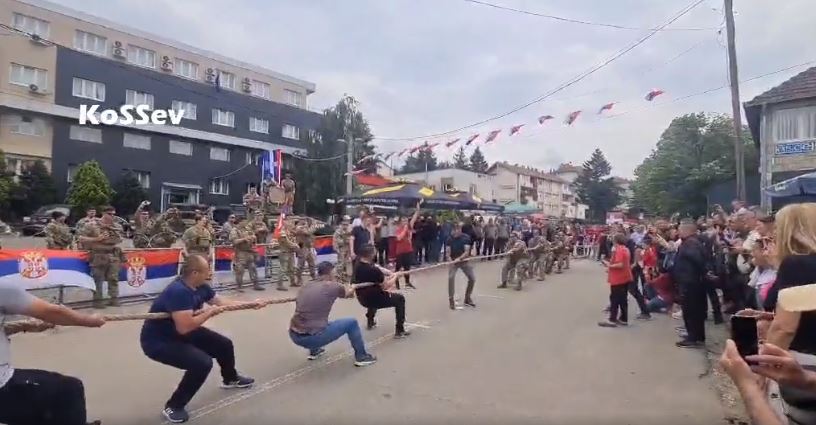 Vojnici Kfora i Srbi tokom protesta na Kosovu zaigrali tradicionalnu ...