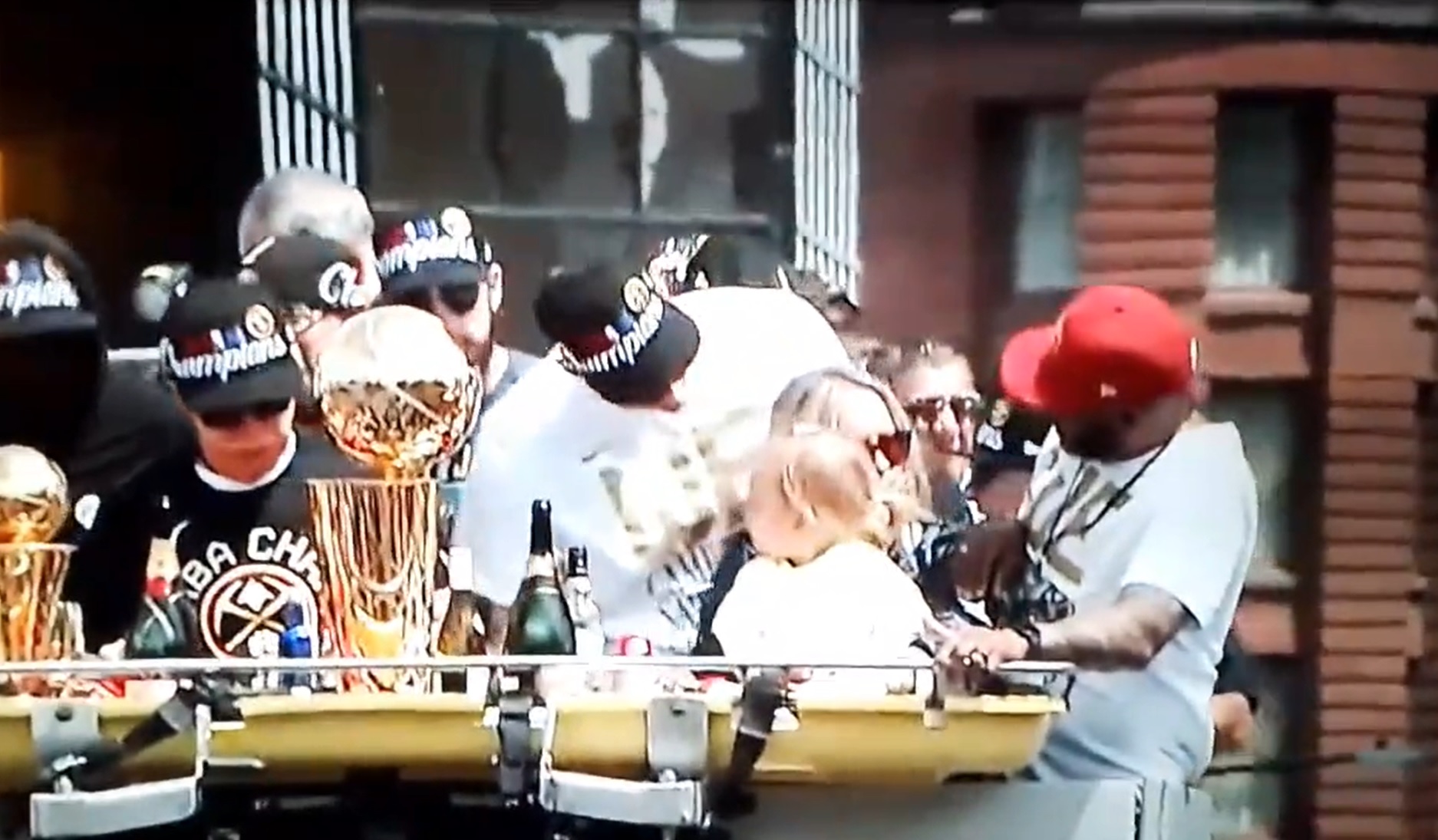 Jokićeva supruga tokom parade pogođena limenkom u glavu (VIDEO) - N1