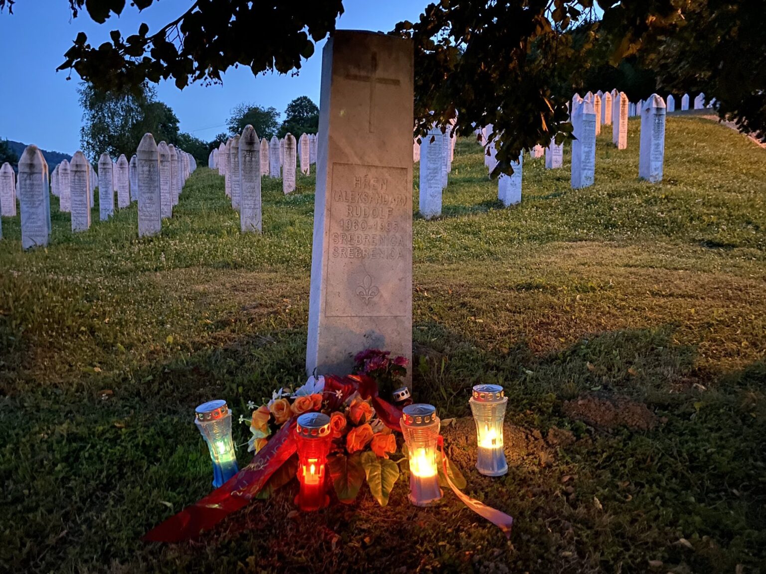 Svijeće i cvijeće na grobu Rudolfa Hrena u Memorijalnom u Potočarima - N1