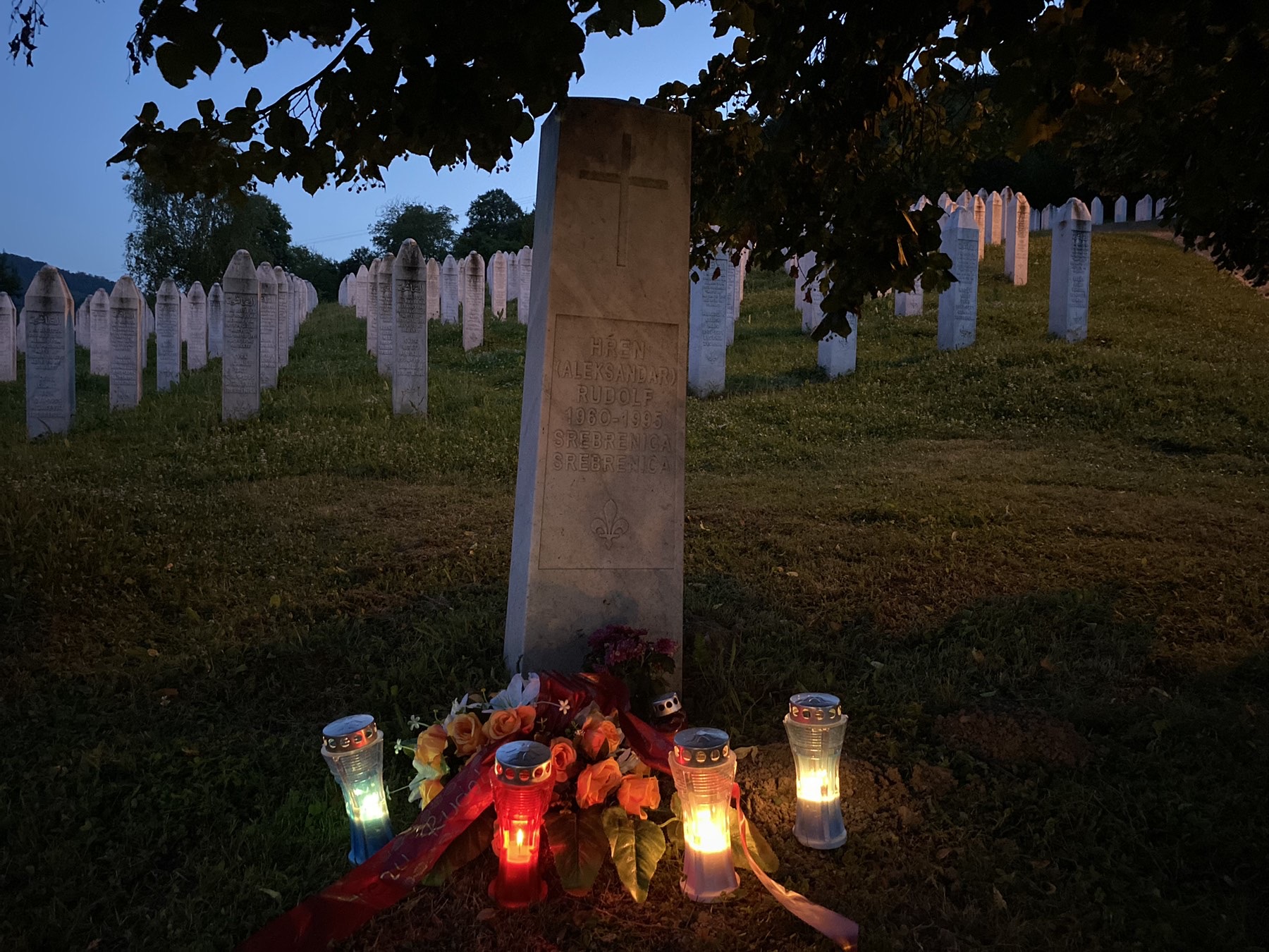 Svijeće i cvijeće na grobu Rudolfa Hrena u Memorijalnom u Potočarima - N1