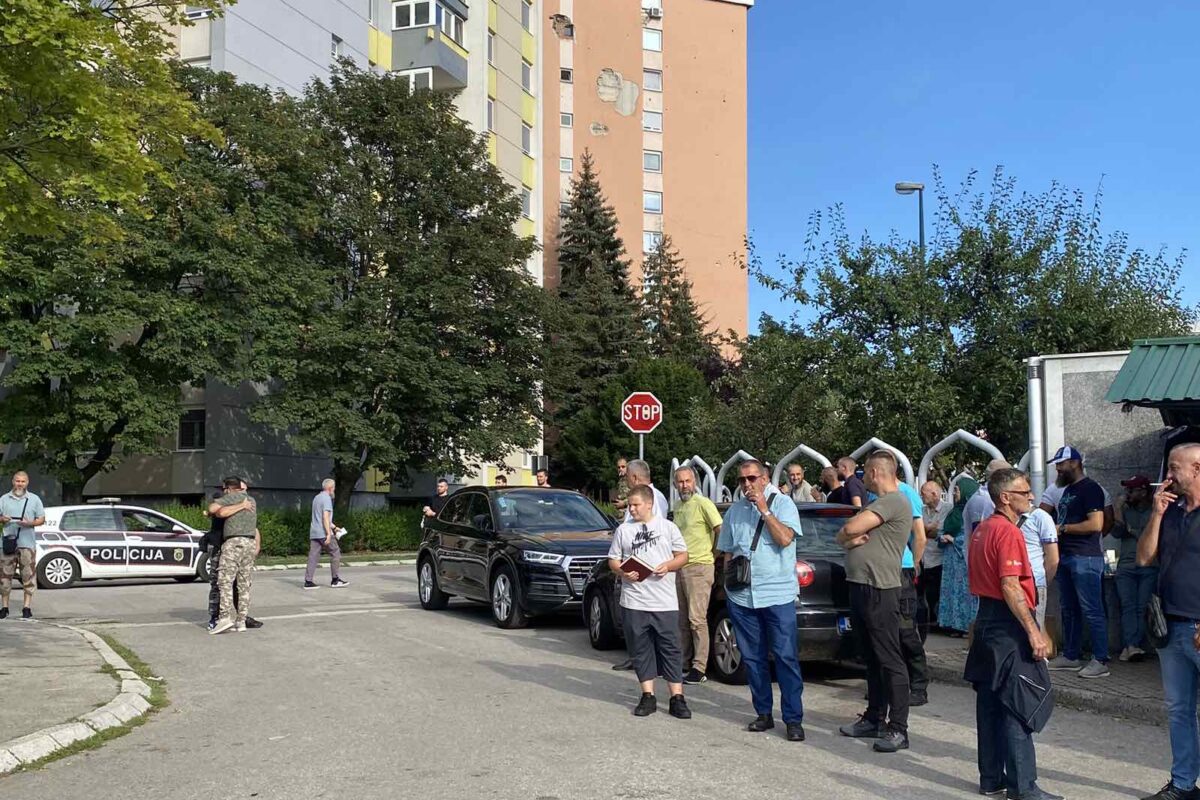 Građani se okupili ispred Fahdove džamije kao odgovor na skup iz RS ...