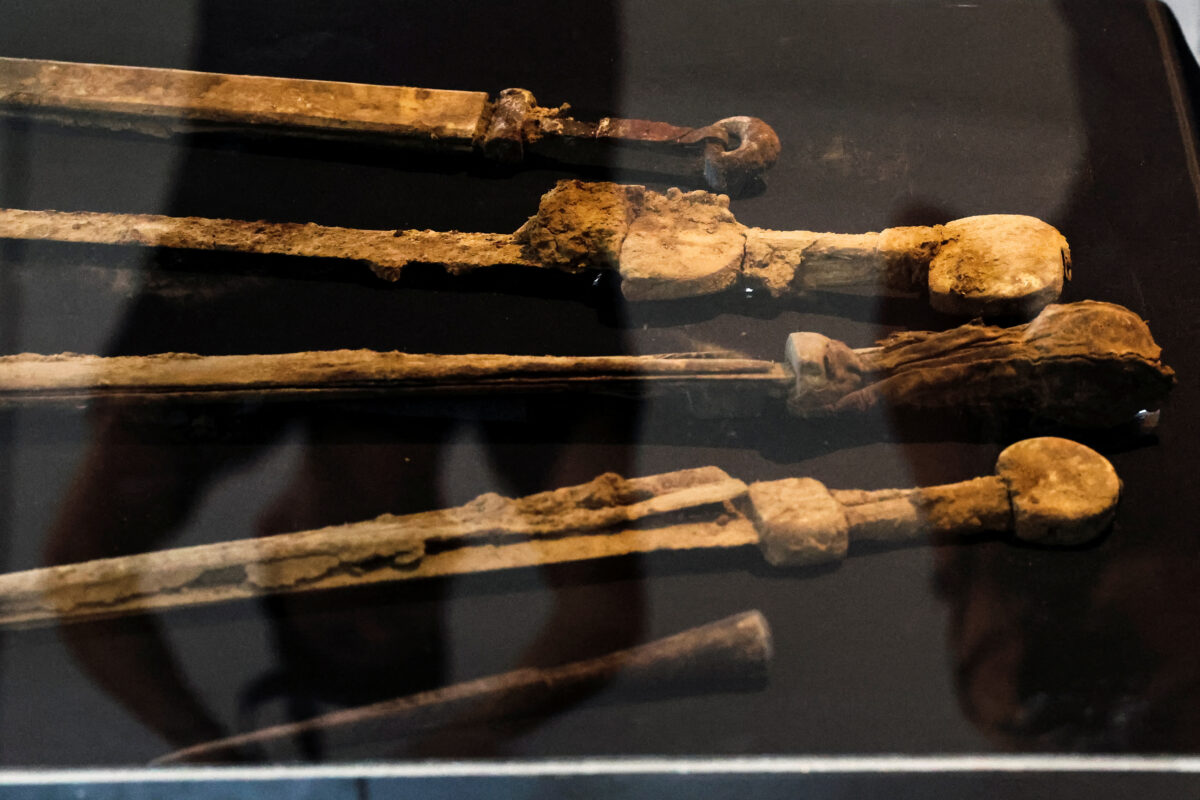 Arheolozi otkrili savršeno očuvane rimske mačeve stare 1900 godina ...