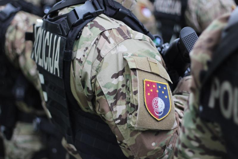 MUP KS se oglasio o slučaju spašavanja dvogodišnjaka s prozora na 6 ...