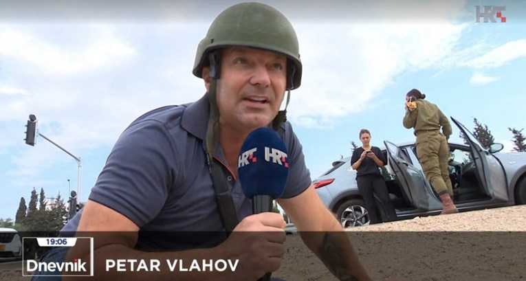 Novinar iz Hrvatske se "skrivao" od raketa tokom javljanja, iza njega ...