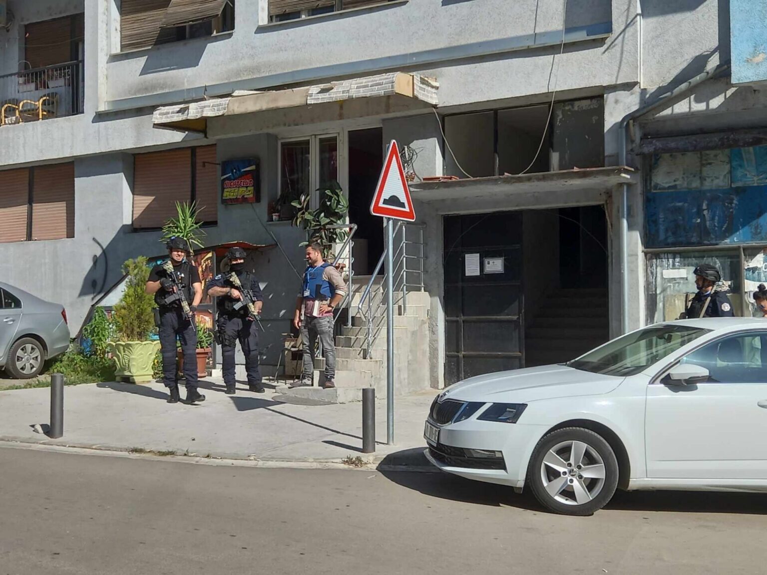 Pretresi u Mitrovici u vezi sa slučajem Banjska, kod Tri solitera ...