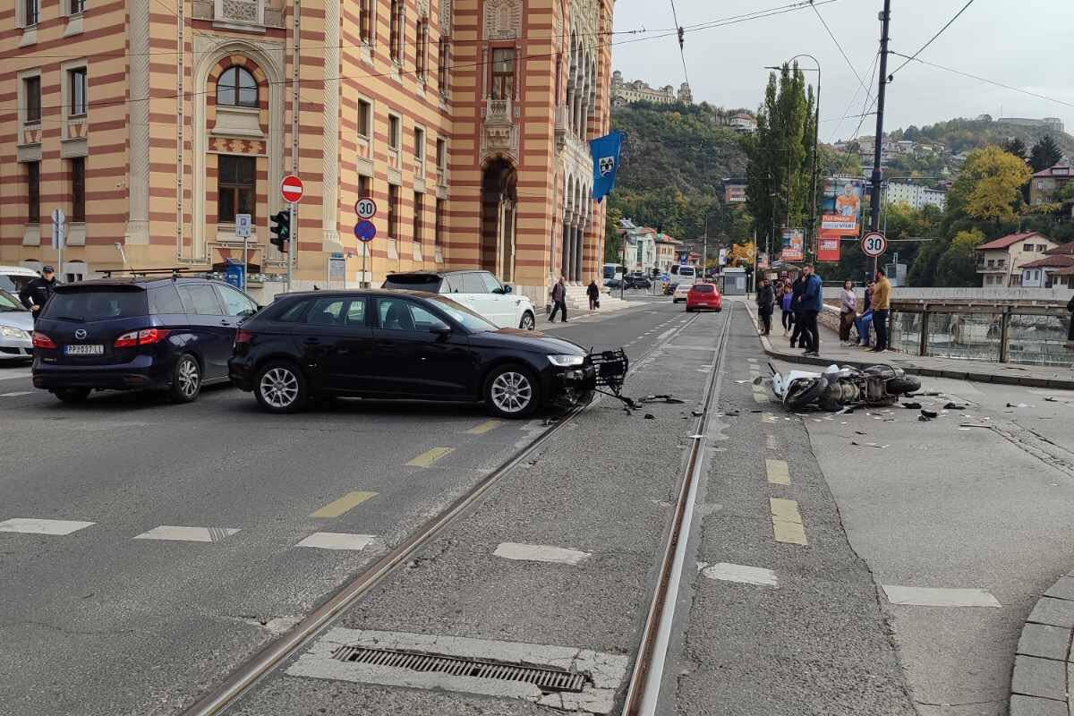 Nesreća kod Vijećnice u Sarajevu: Sudarili se automobil i motocikl - N1