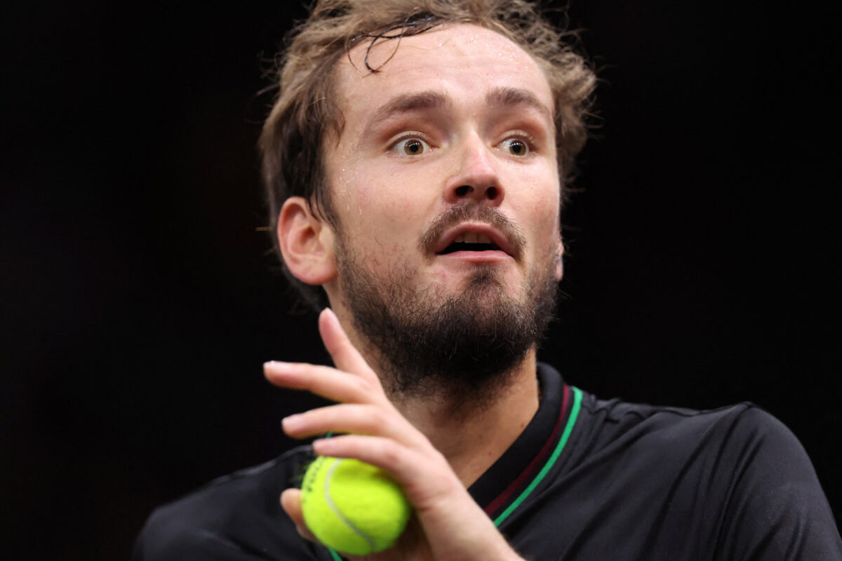 Da li je Medvedev pokazao srednji prst publici u Parizu? (VIDEO) - N1