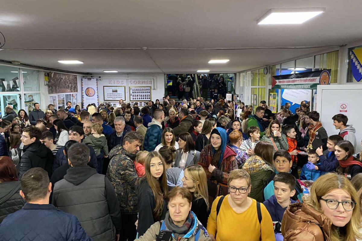 Učenici OŠ Hasan Kikić u Sarajevu organizvali humanitarni bazar za ...