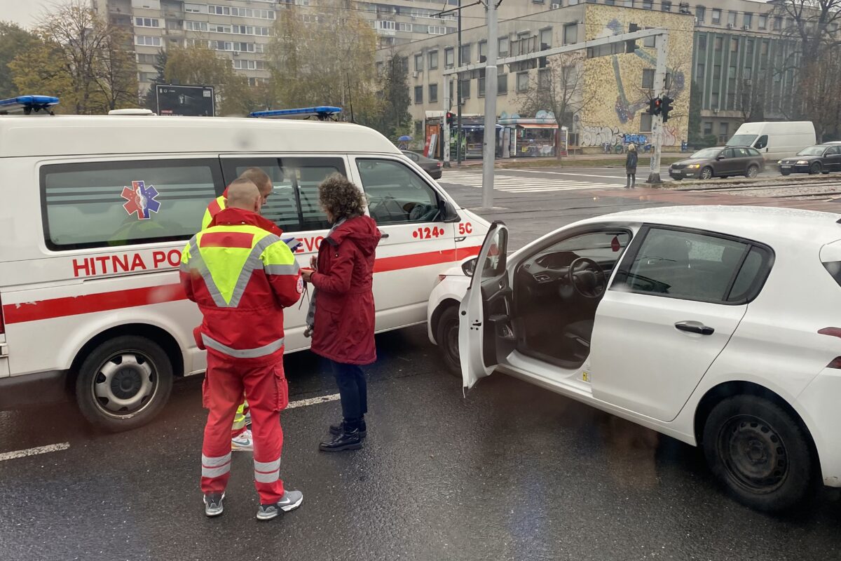 Saobraćajna nesreća u Sarajevu: Sudarili se kola Hitne pomoć i automobil (FOTO) - N1