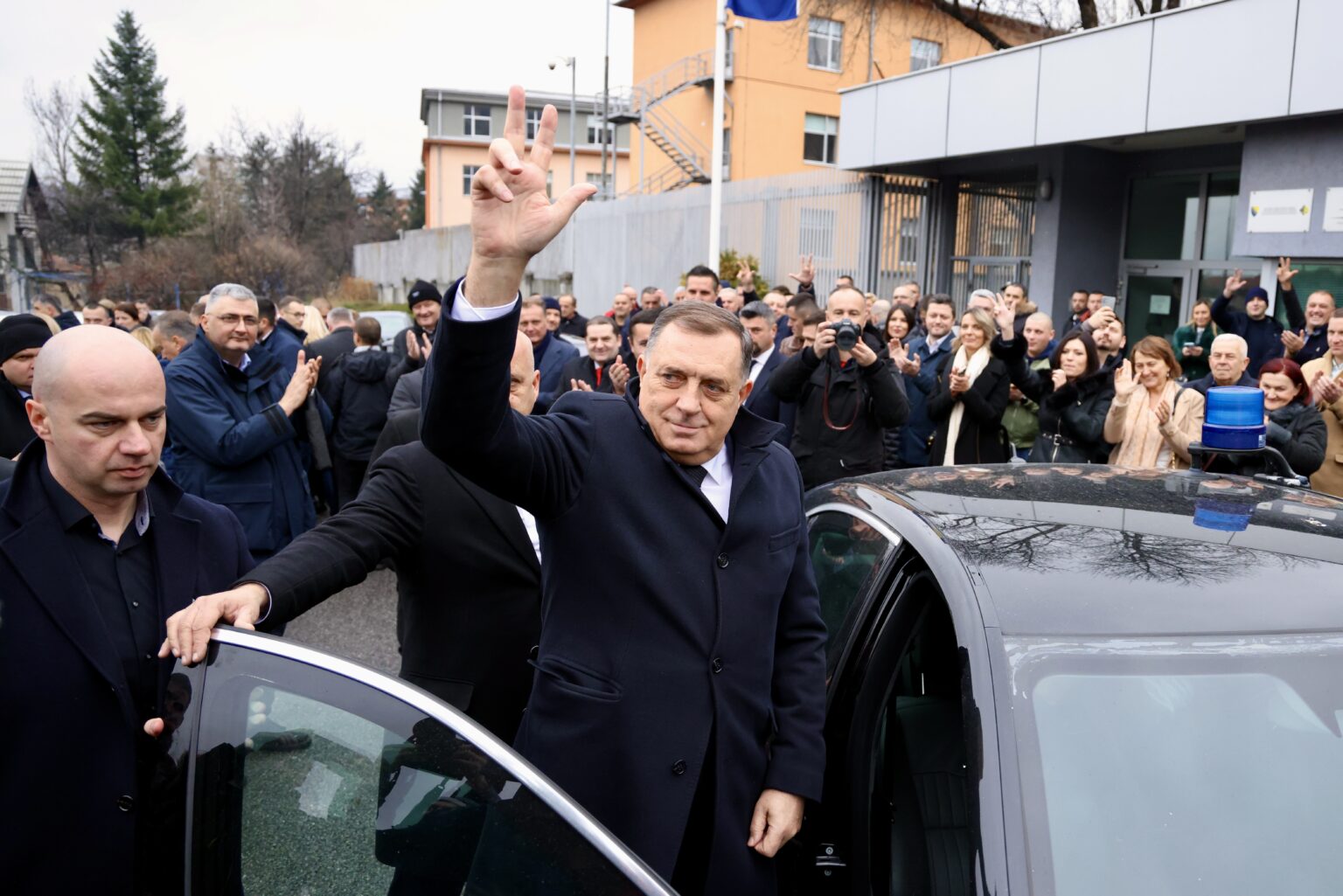 Dodik sa tri prsta pozdravio svoje pristalice pred zgradom Suda BiH ...