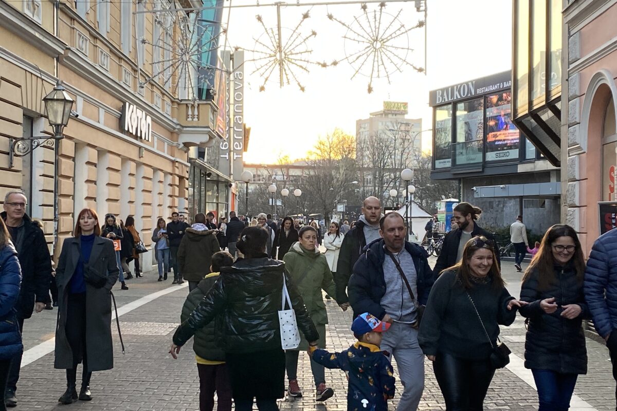 Kafići i ulice prepune u Banjaluci, grad vrvi od ljudi ali i automobila ...
