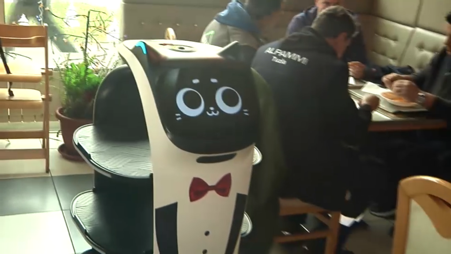 Roboti u ugostiteljstvu sve popularniji: "Mi smo se prepali kad smo ga ...