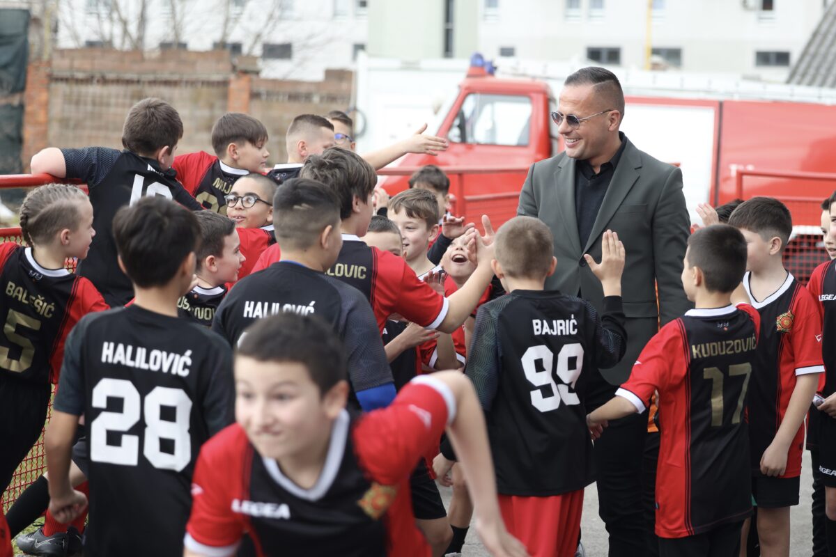 Komazec obradovao mališane na Tušnju, družio se mladim nadama Tuzlaka ...