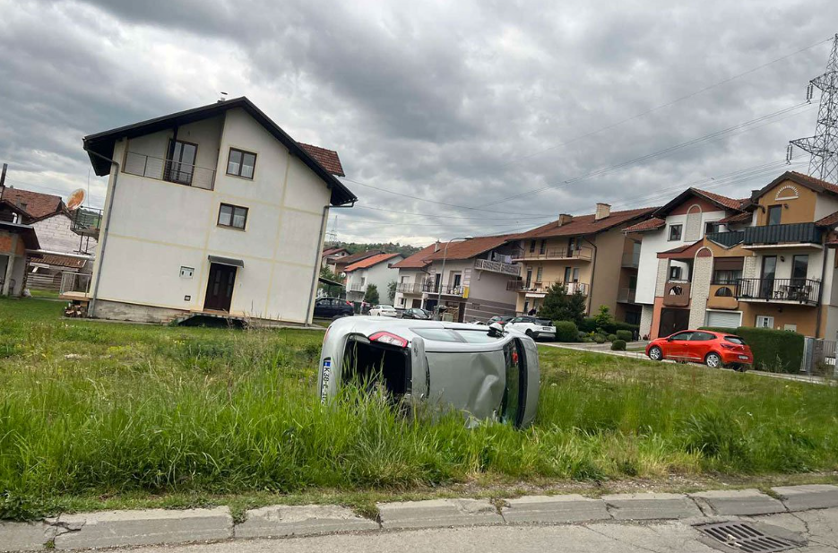 Udes u Banjaluci: Automobil se prevrnuo, povrijeđeni završili na UKC RS - N1