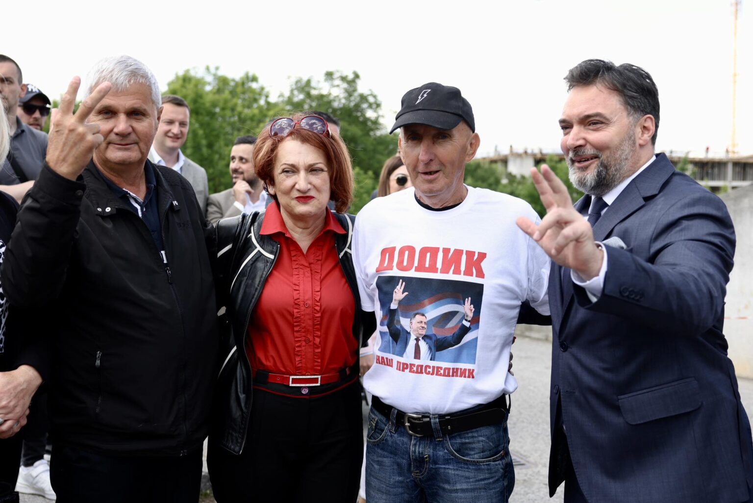 Tri prsta i majice sa njegovim likom: Pristalice Dodika ispred Suda BiH ...