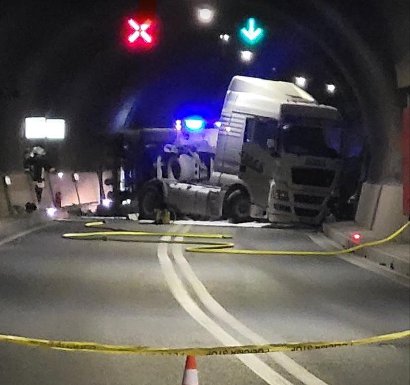 Saobraćajna nesreća u tunelu Vranduk kod Zenice: Poginuo vozač kamiona, saobraćaj potpuno ...