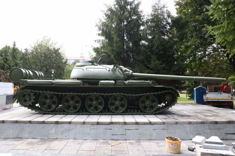 Postavljen tenk u parku kod Druge gimnazije u Sarajevu: Spomen ...