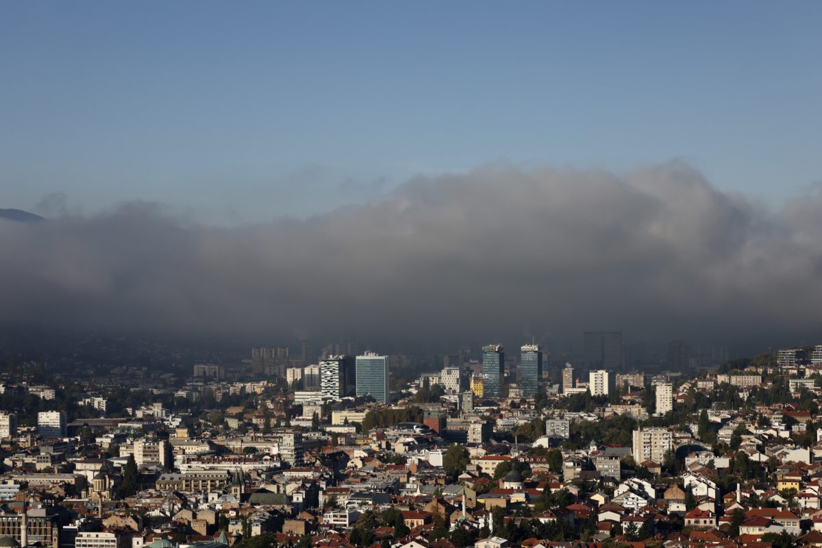 Gusta magla jutros u Sarajevu, ali vedro nebo nagovještava lijep dan ...