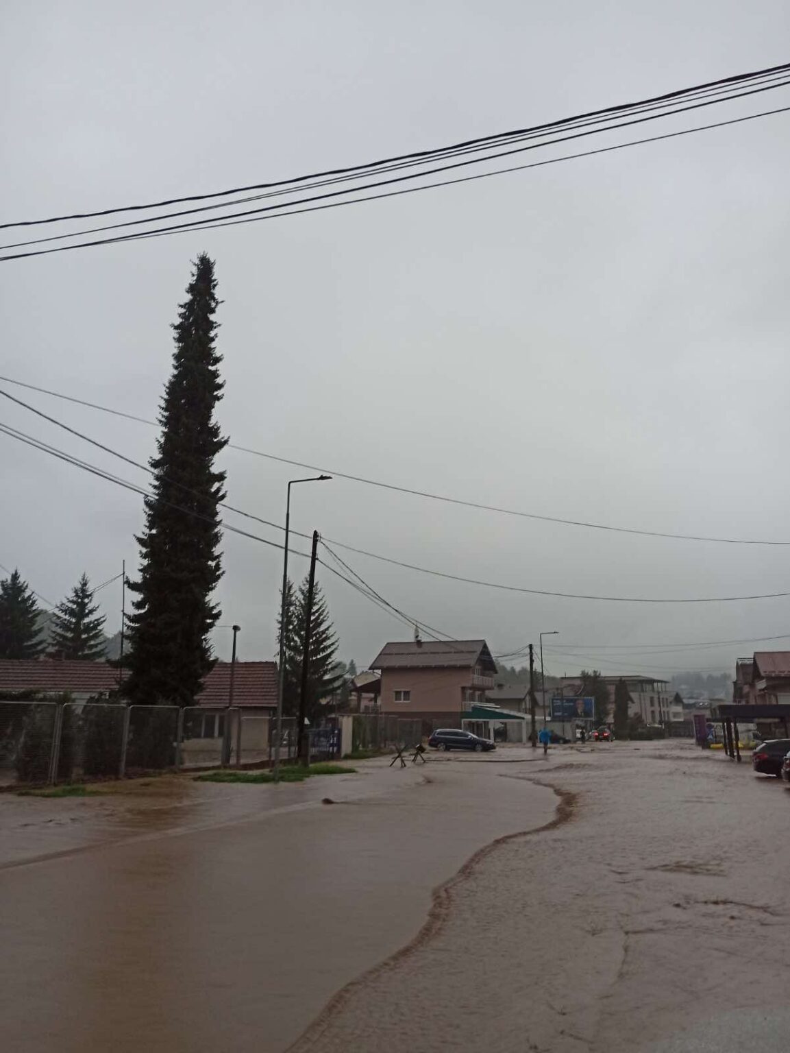 Alarmantno stanje i u Kiseljaku: Poplavljene ceste, dvorišta, podrumi ...