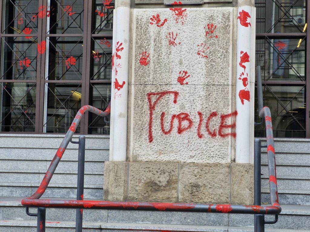 Protest u Beogradu: "Svuda im ostavite crvene tragove, jer krv im je na ...