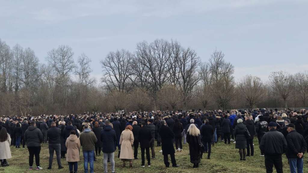 U Brčkom sahranjeni dva brata i sestra koji su poginuli u saobraćajnoj nesreći - N1